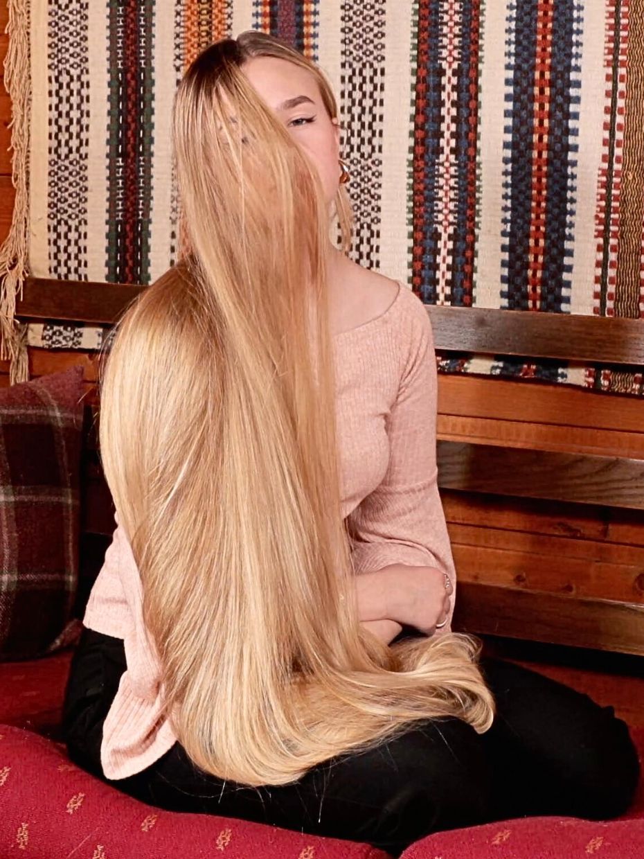 VIDEO - Perfect silky dream hair display in the sofa