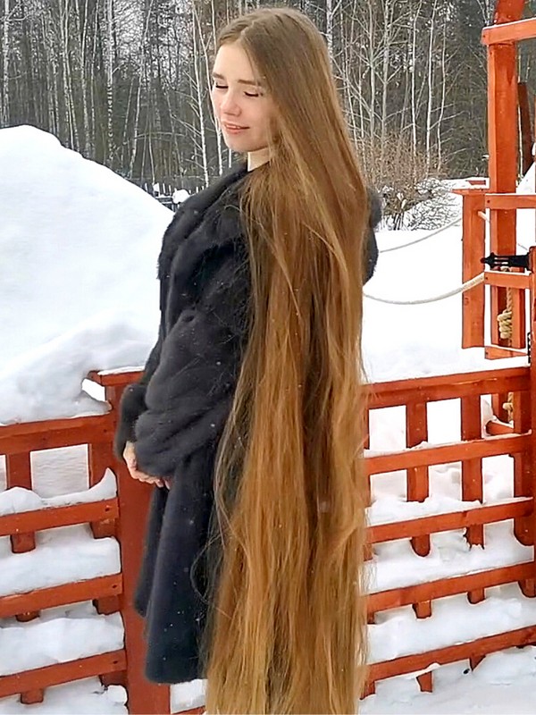 VIDEO - Floor length hair in the snow