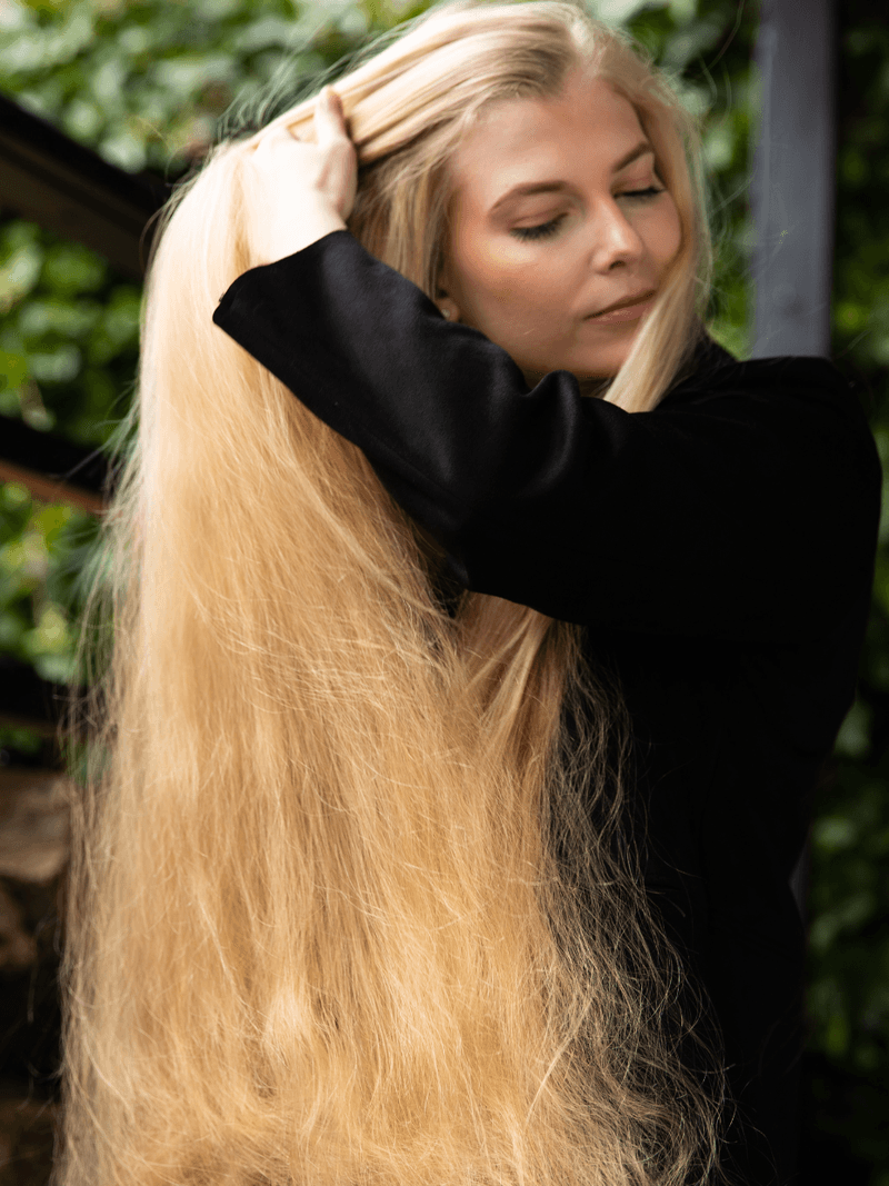 VIDEO - Floor length hair performance