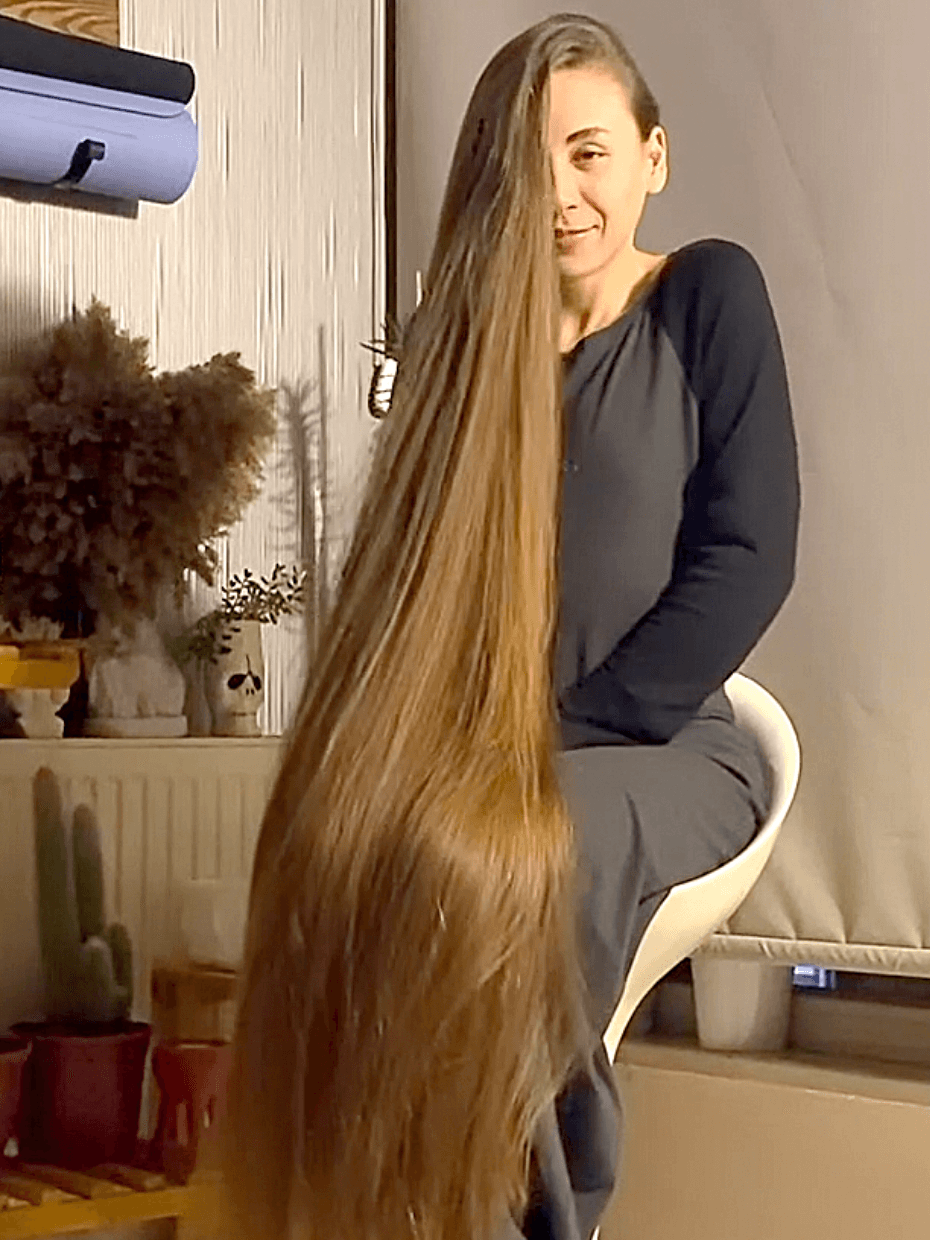 VIDEO - Extreme ponytail play and display (part 2)