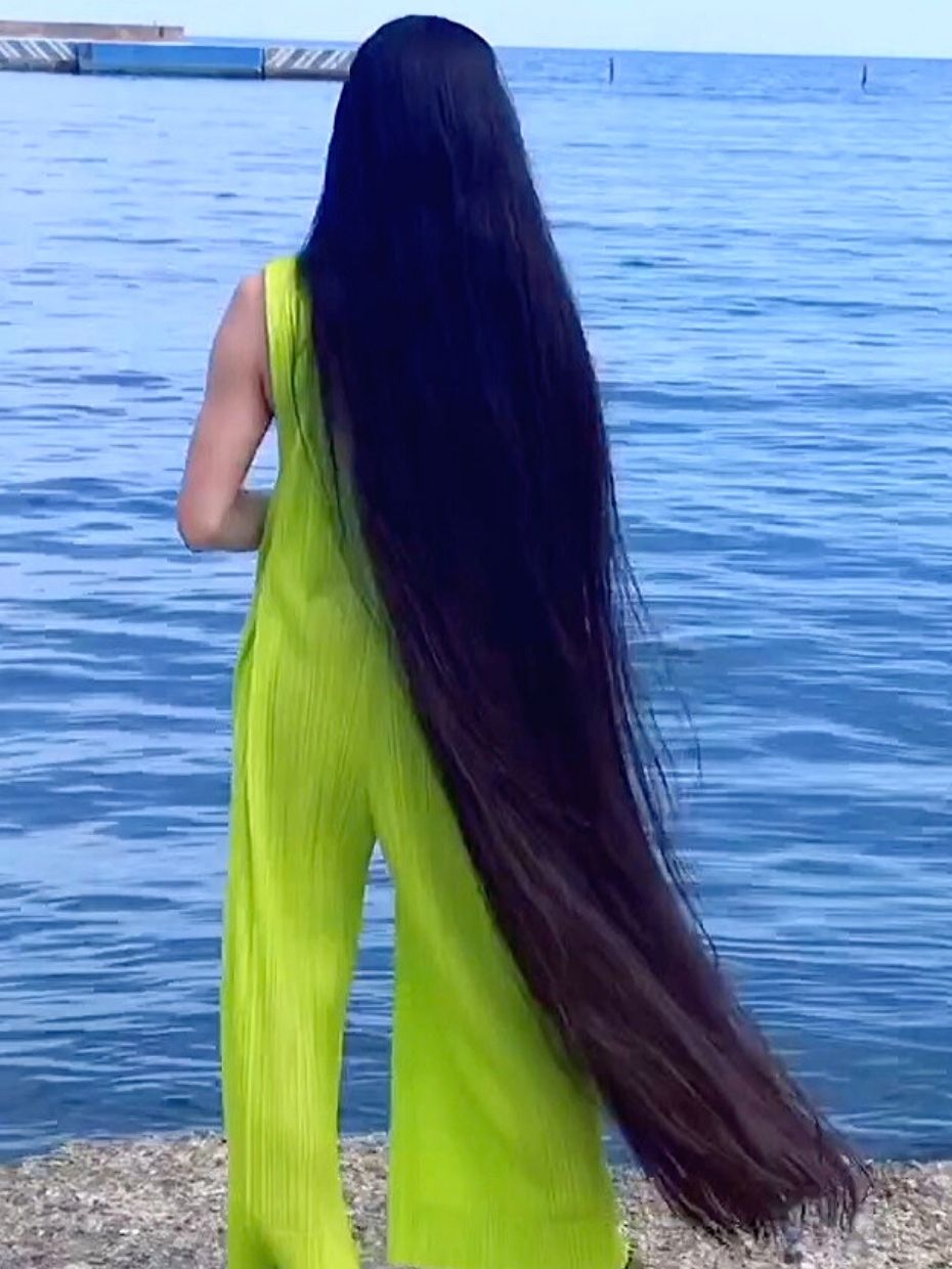 VIDEO - The extreme long hair enthusiast
