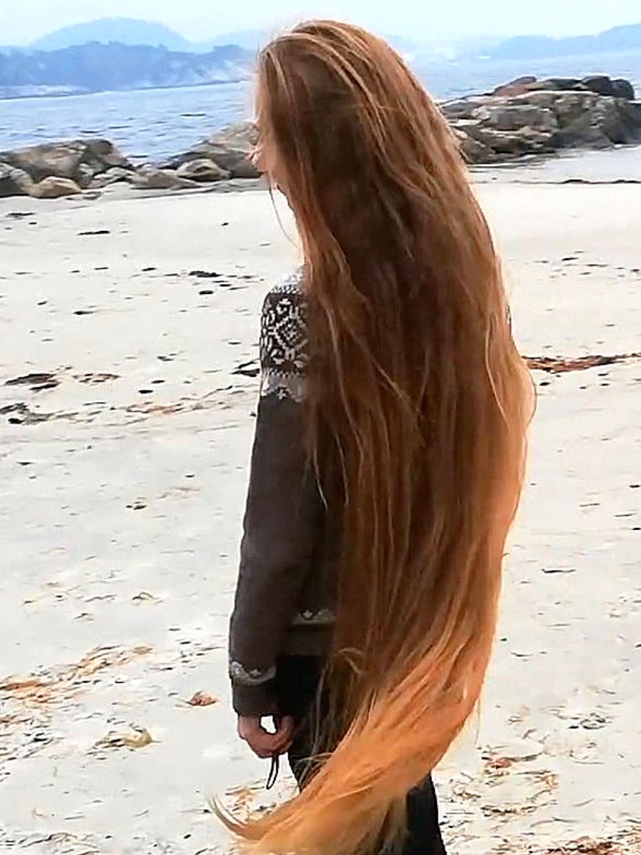 VIDEO - Windy Norwegian hair play
