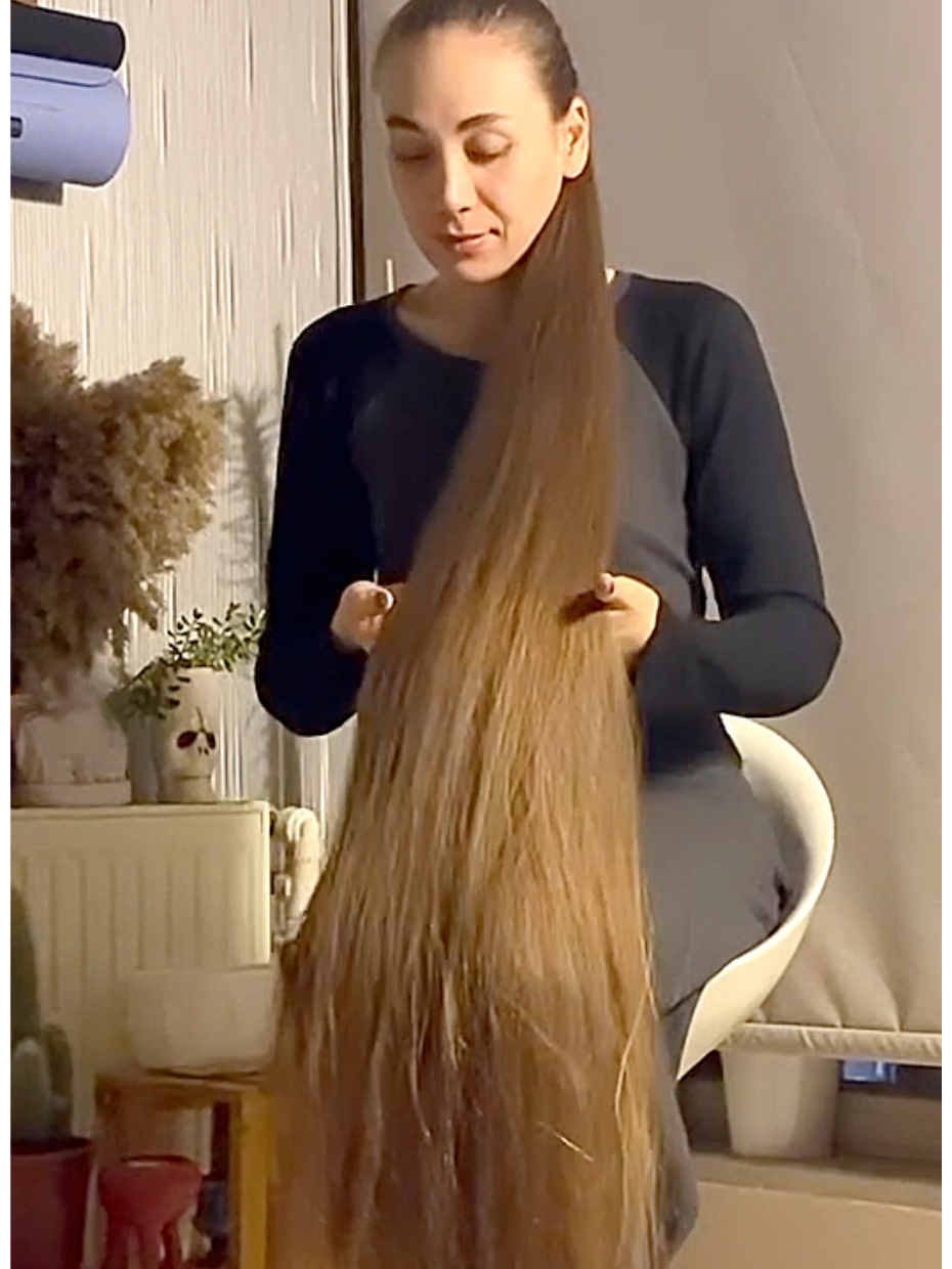 VIDEO - Girl with super long hair exercising on treadm