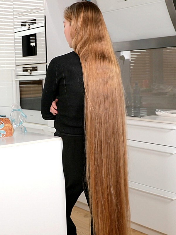 VIDEO - Long haired woman's kitchen