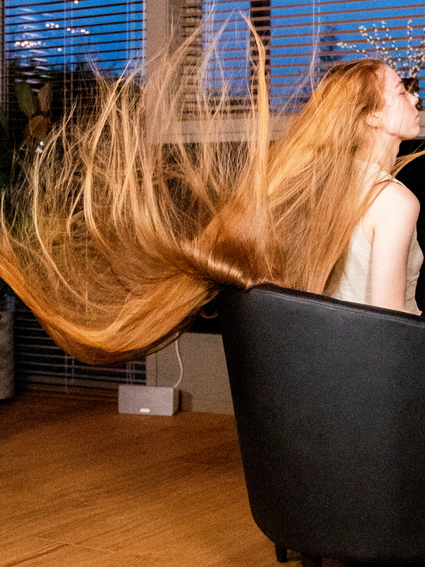 VIDEO - She loves her ultra long hair