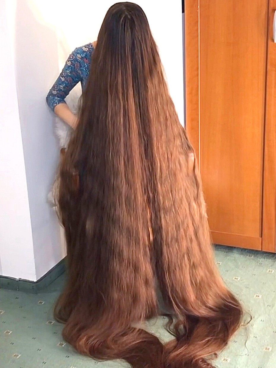 VIDEO - Ultra long hair covering extreme edition
