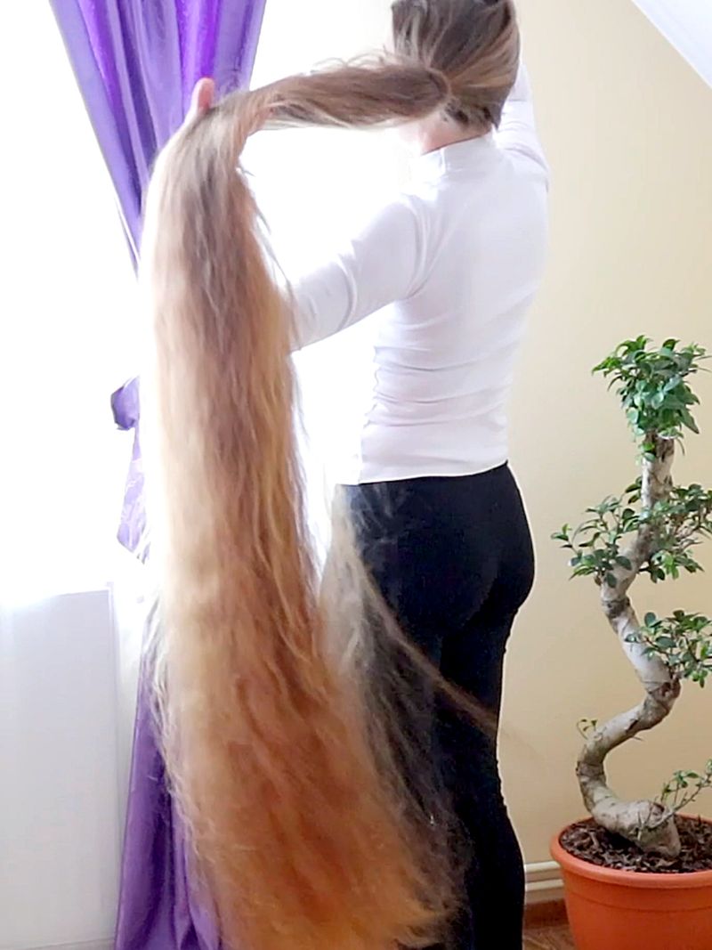 VIDEO - Extreme ponytail play and display (part 2)