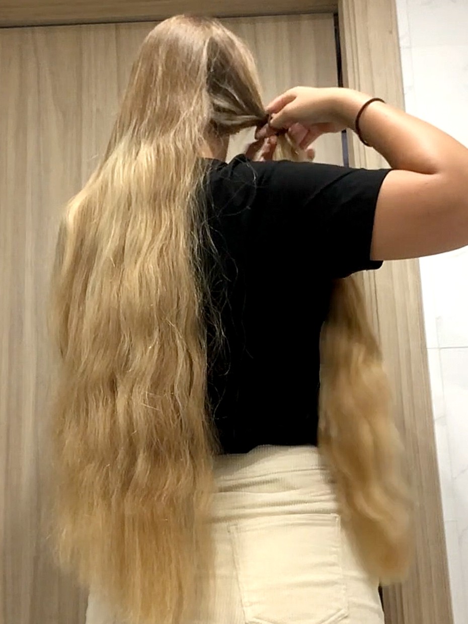 VIDEO - Young Rapunzel in beautiful nature