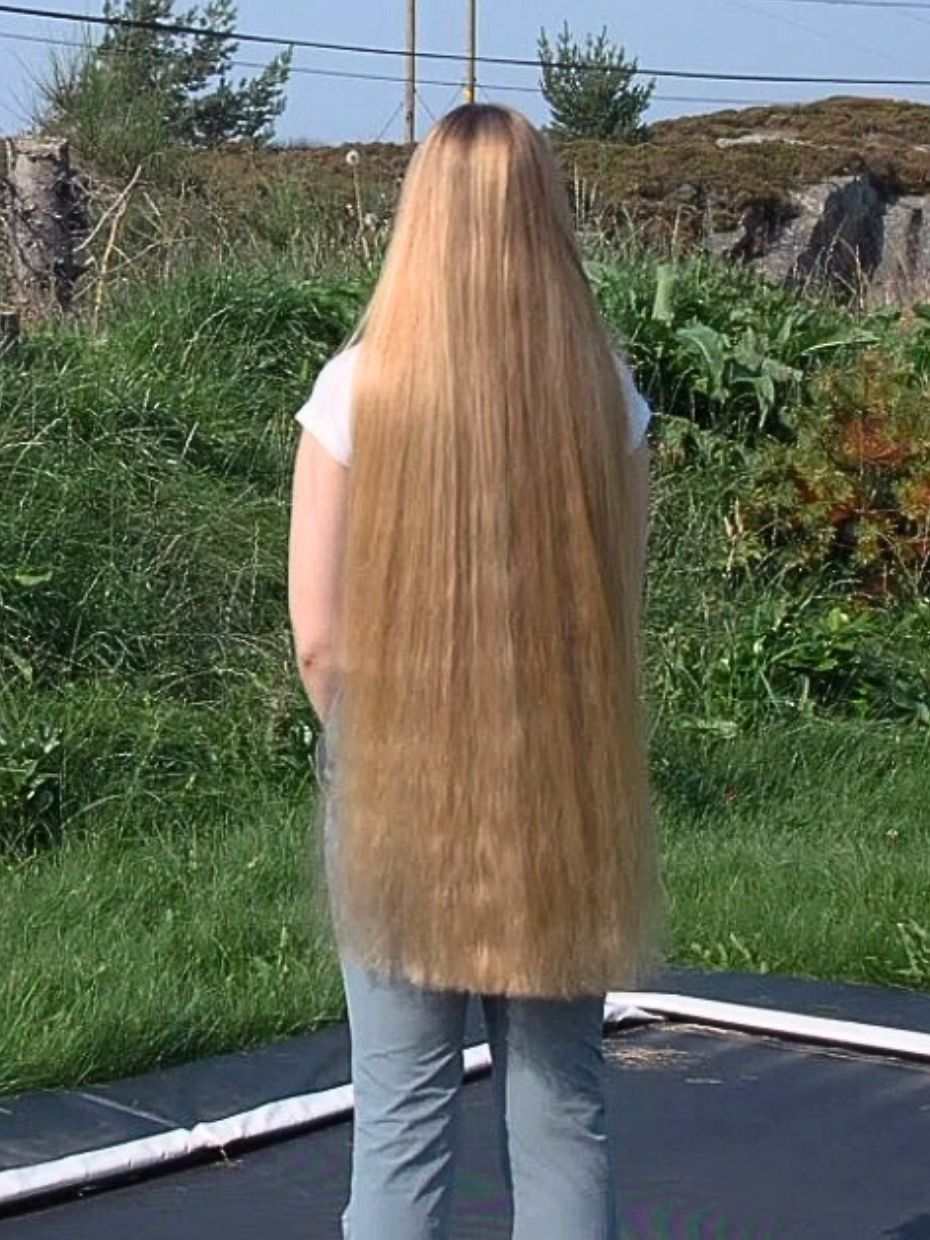 VIDEO - Floor length hair beach