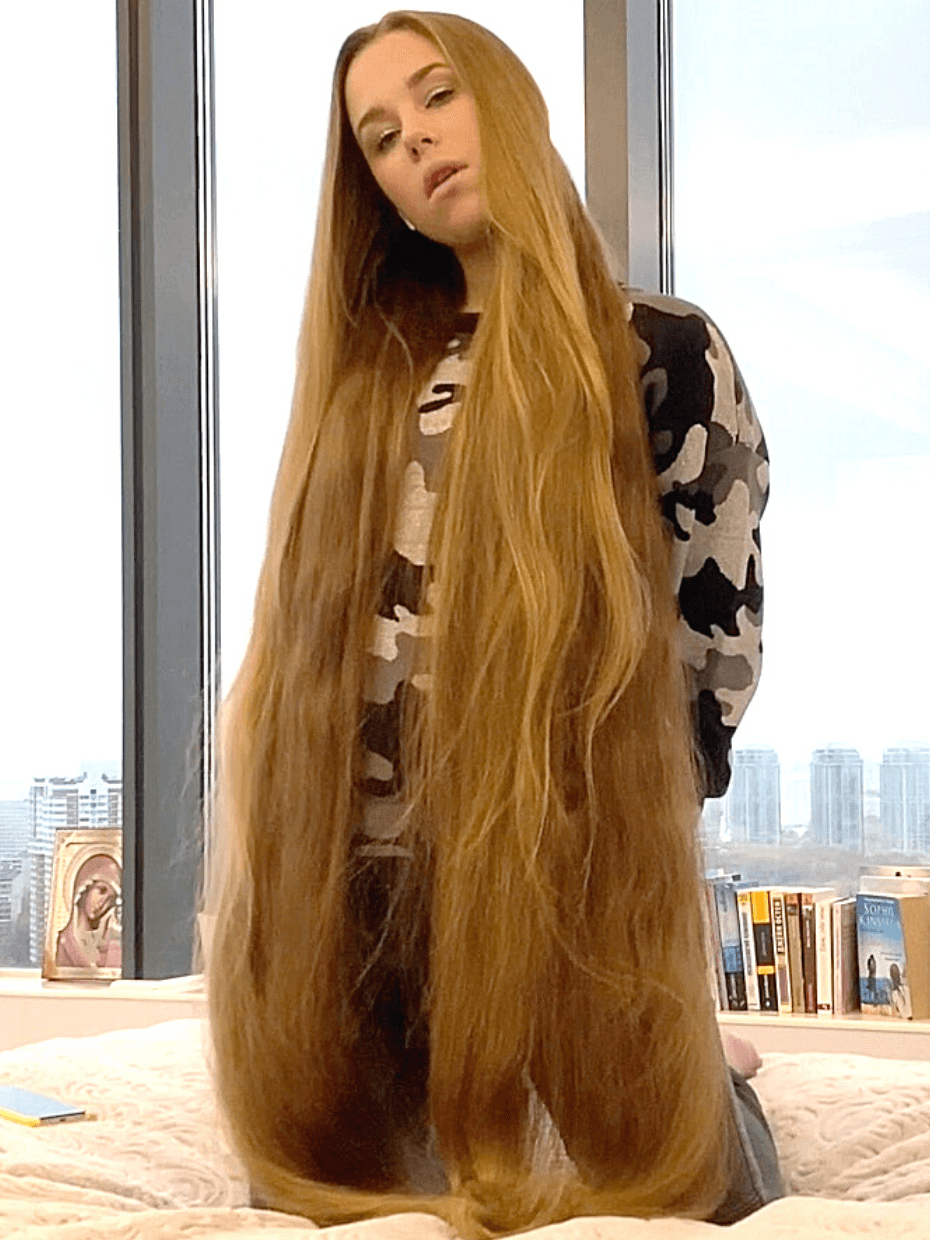 VIDEO - Extreme long blonde hair show