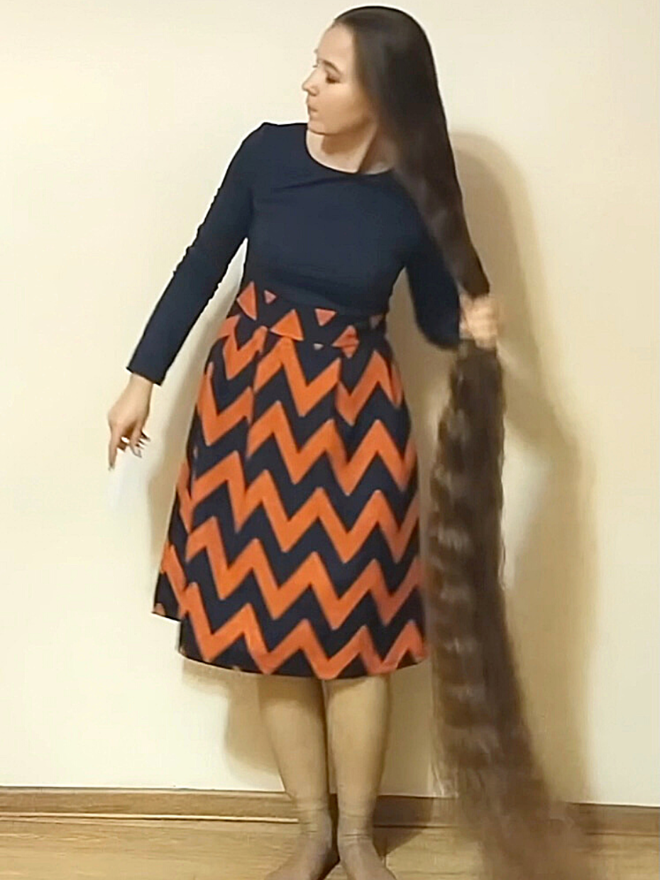 VIDEO - Her hair is very long!