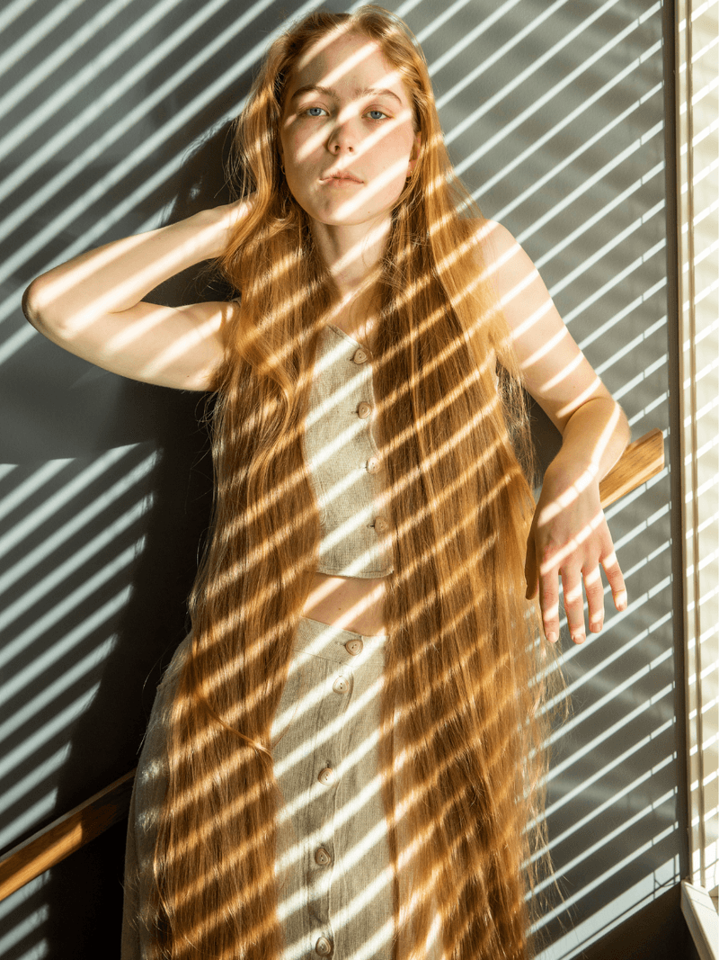 VIDEO - Brushing her extremely long Rapunzel hair