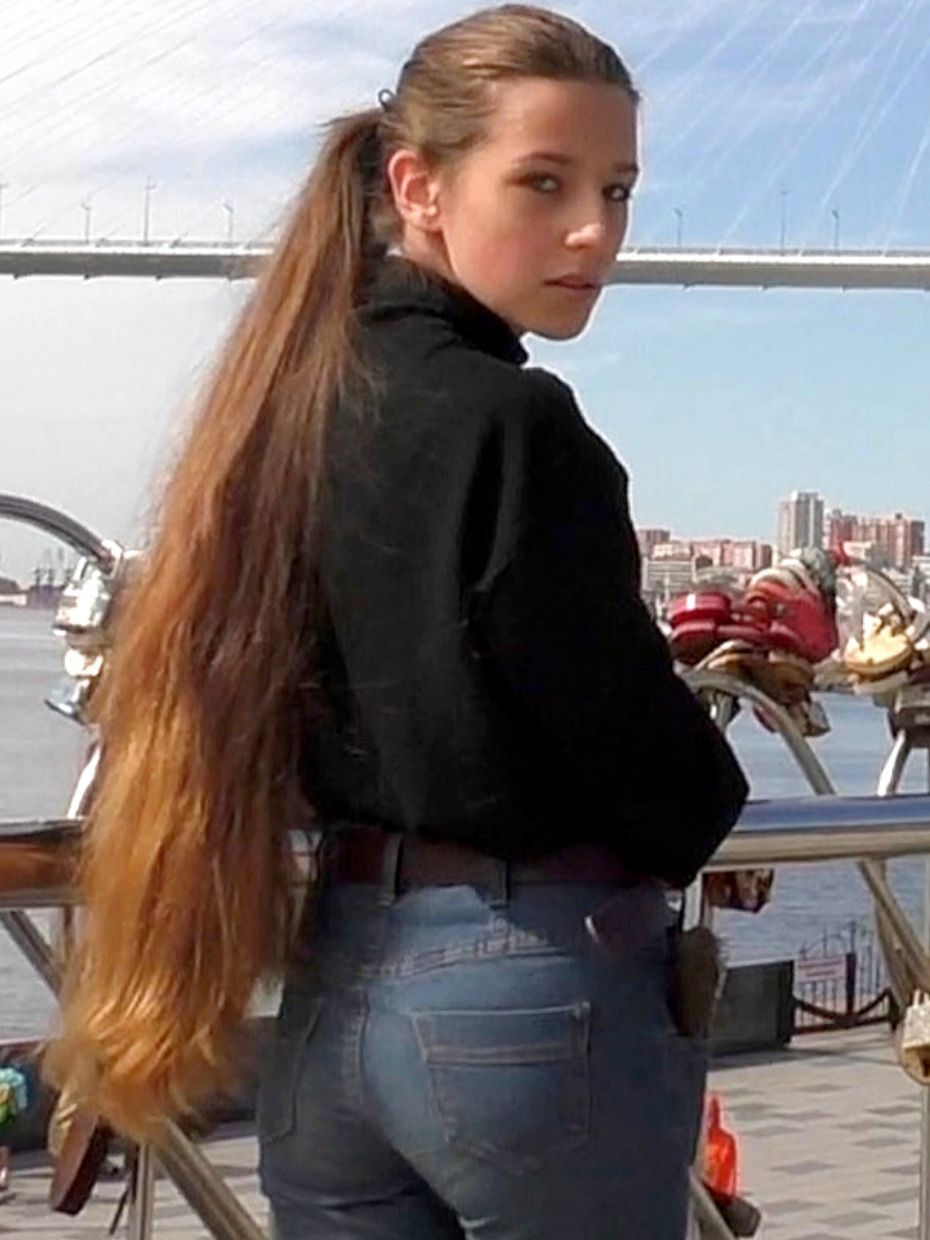 PHONE VIDEO - Alina's windy walk outside