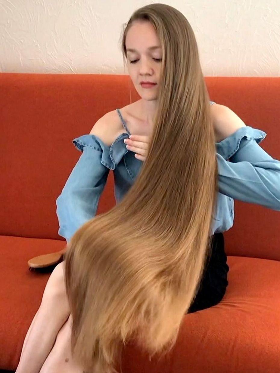 VIDEO - Victoria's hair brushing before the interview