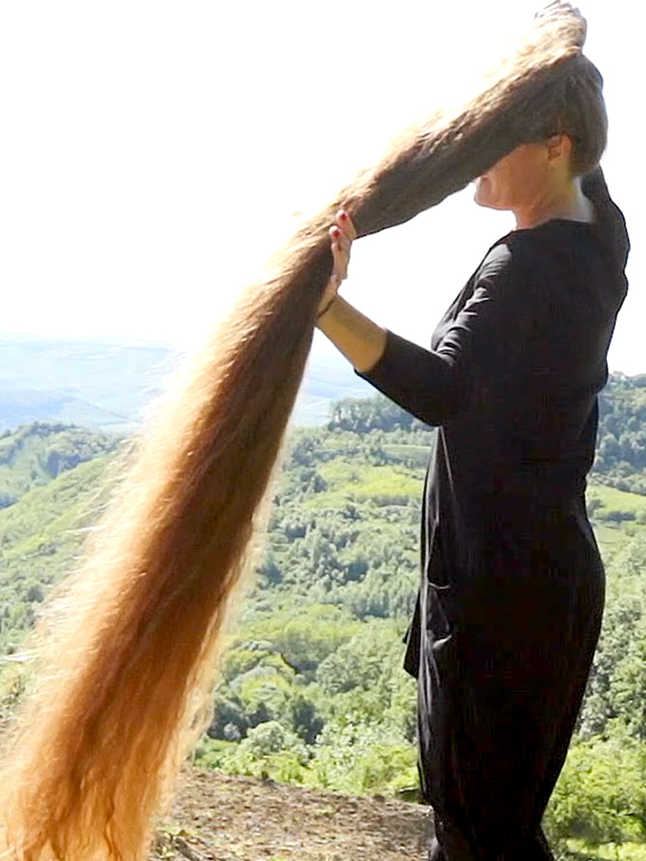 VIDEO - Extra long hair paradise
