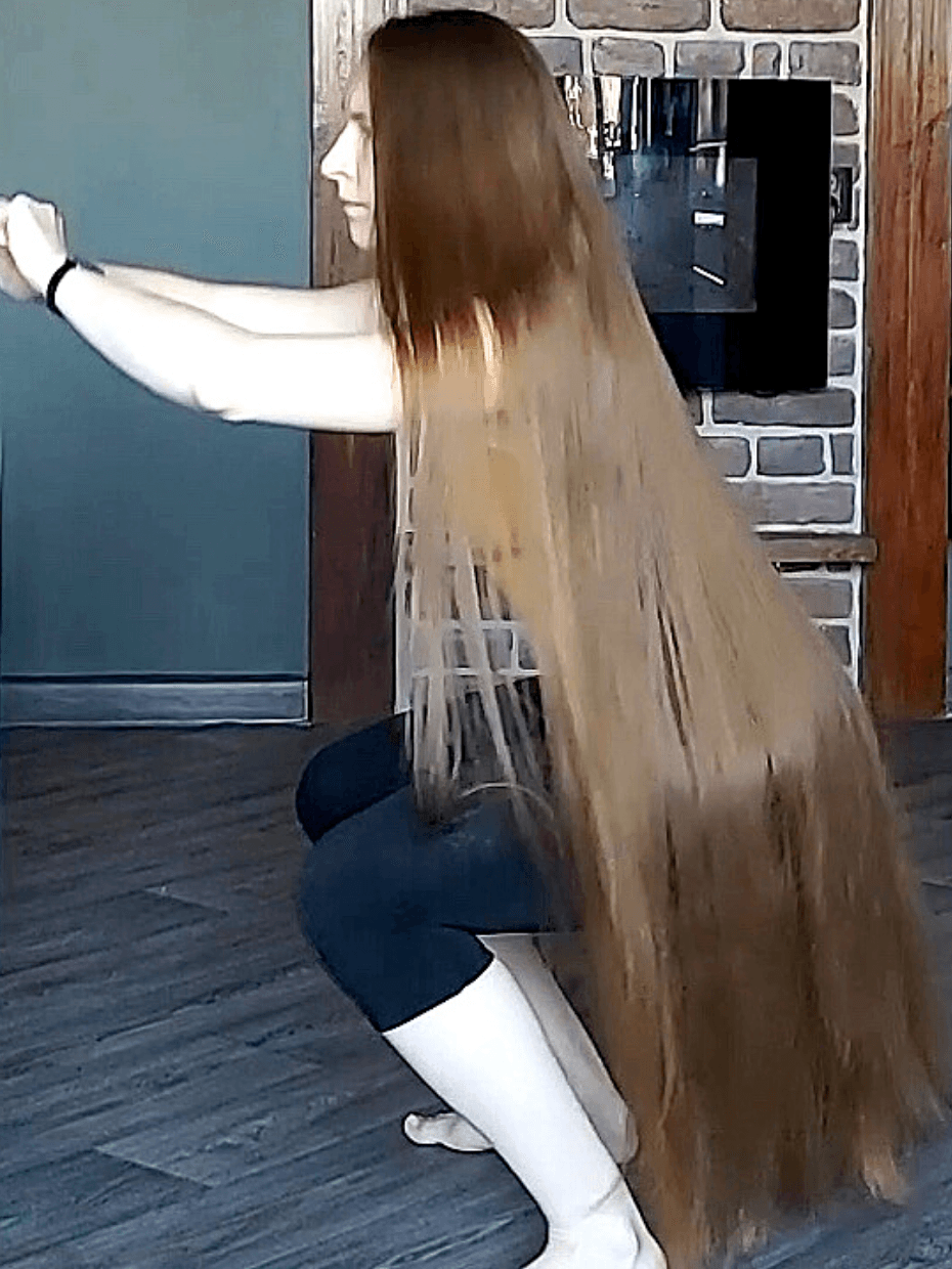 VIDEO - Home workout with very long hair