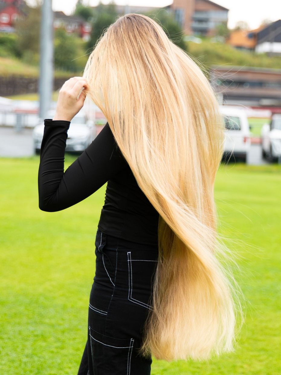 VIDEO - Extreme hair length is her passion