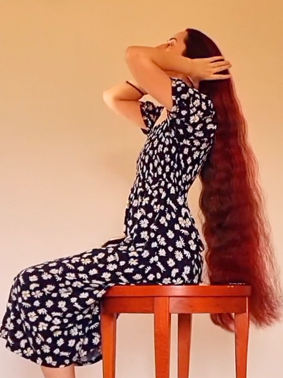 VIDEO - Massive mane, beautiful flowers