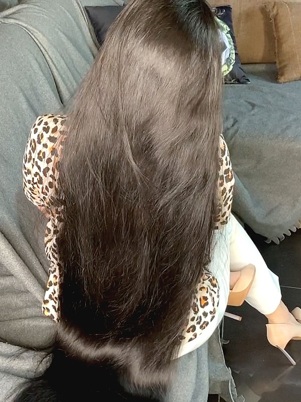 VIDEO - Mila's hair as a weapon vs. the camera 2