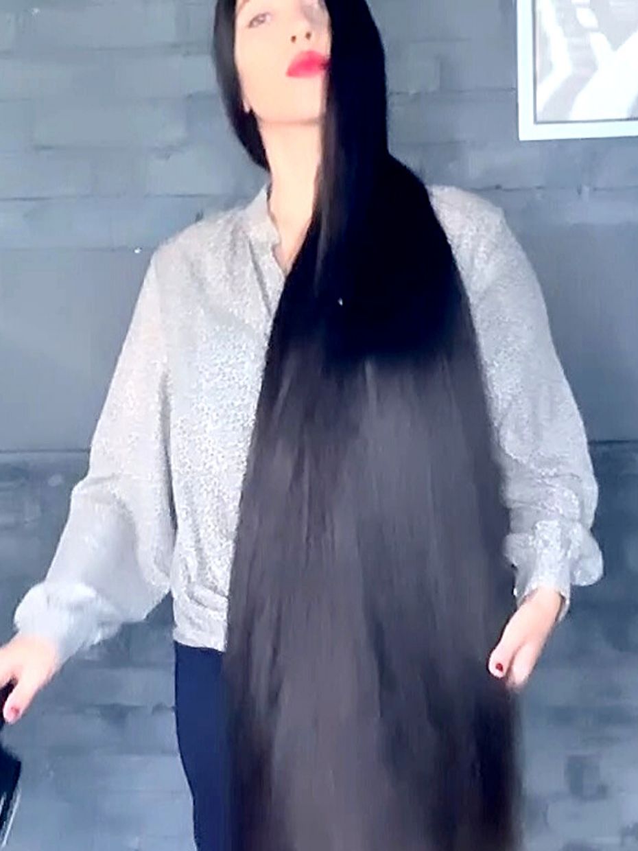 VIDEO - Extreme long hair display in sofa