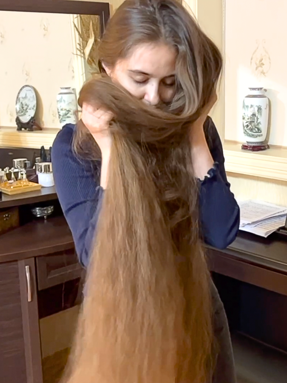 VIDEO - Opera singer with very long hair