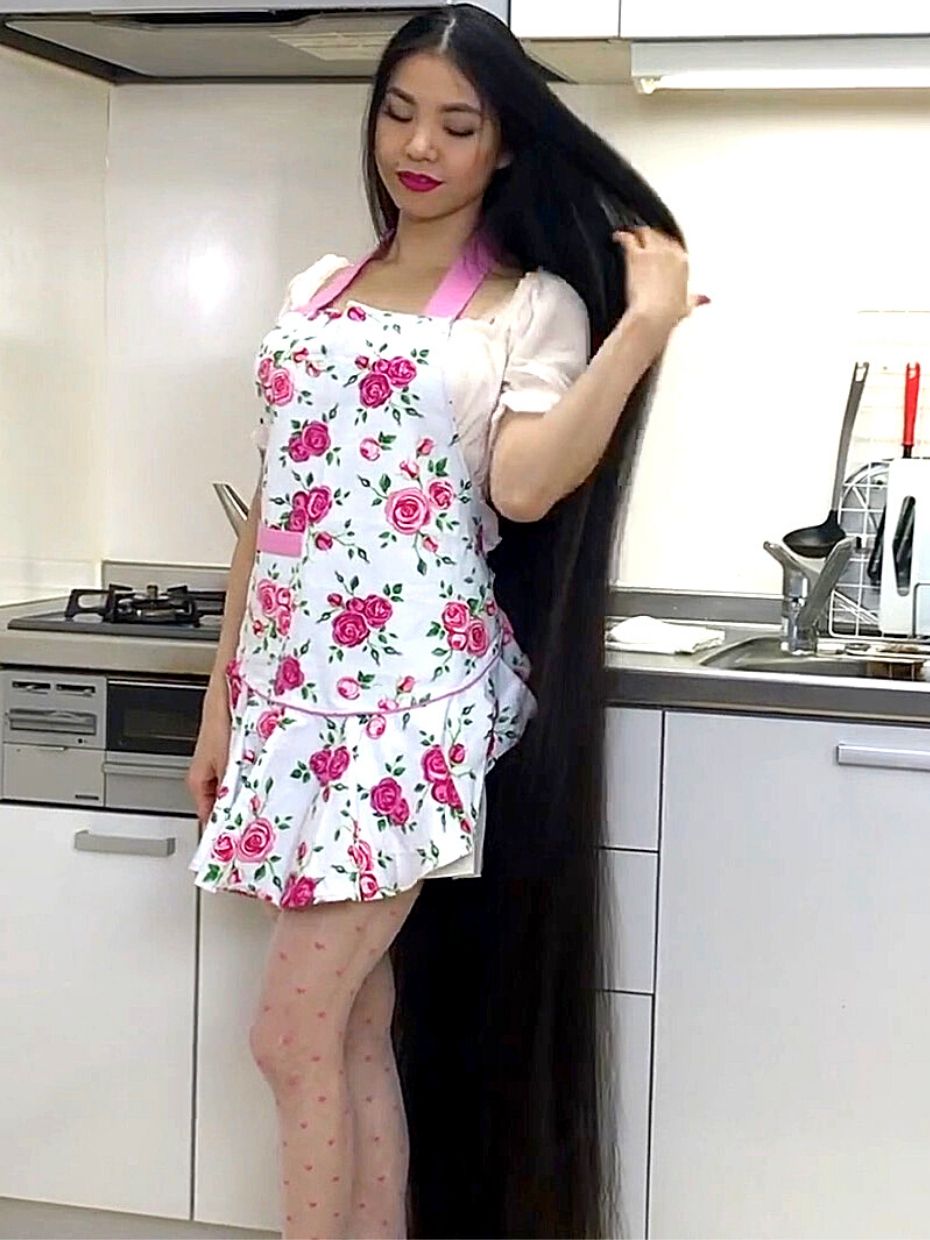 VIDEO - Hair longer than a kitchen