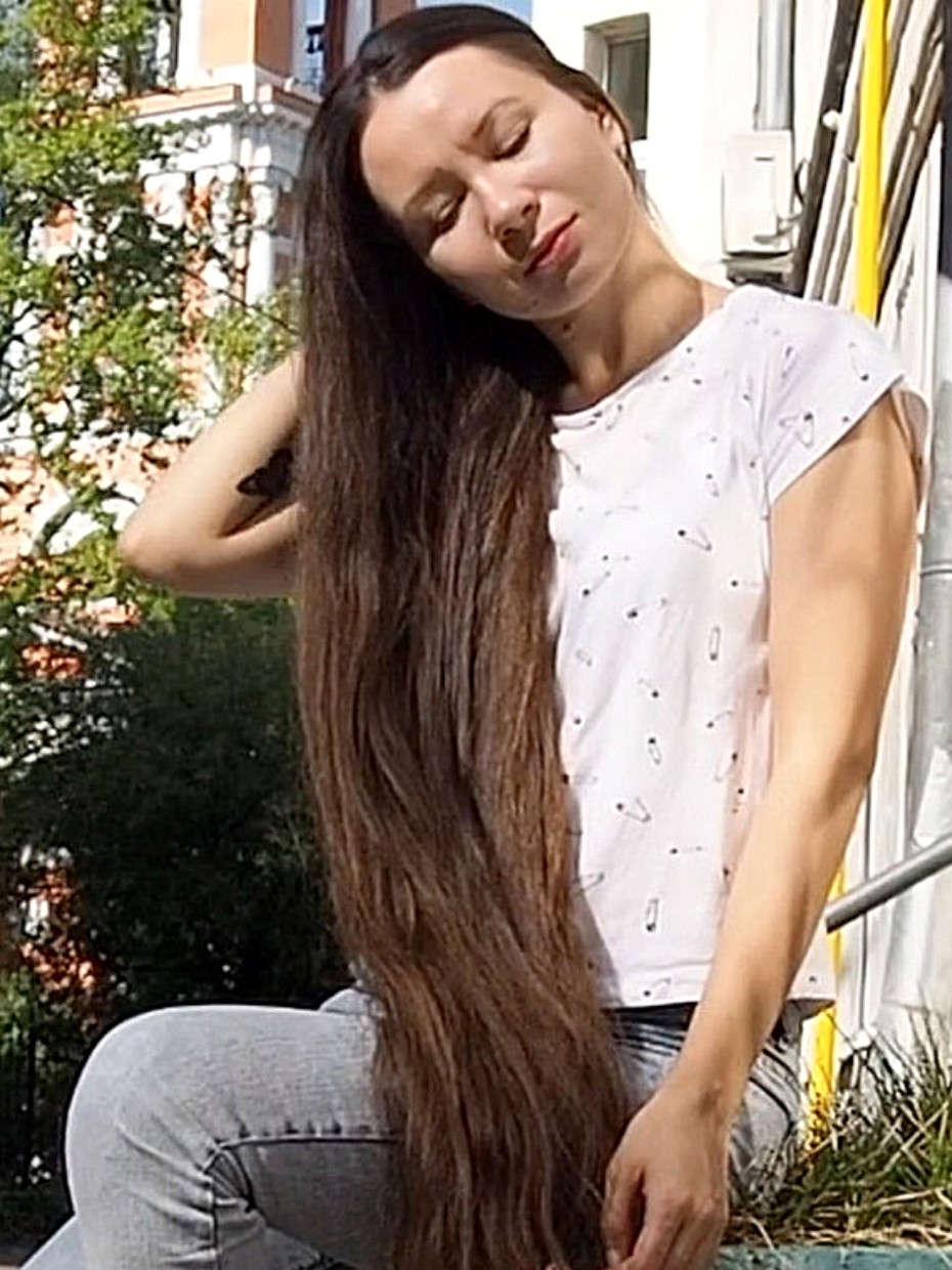 VIDEO - Extreme hair length show in the bathroom