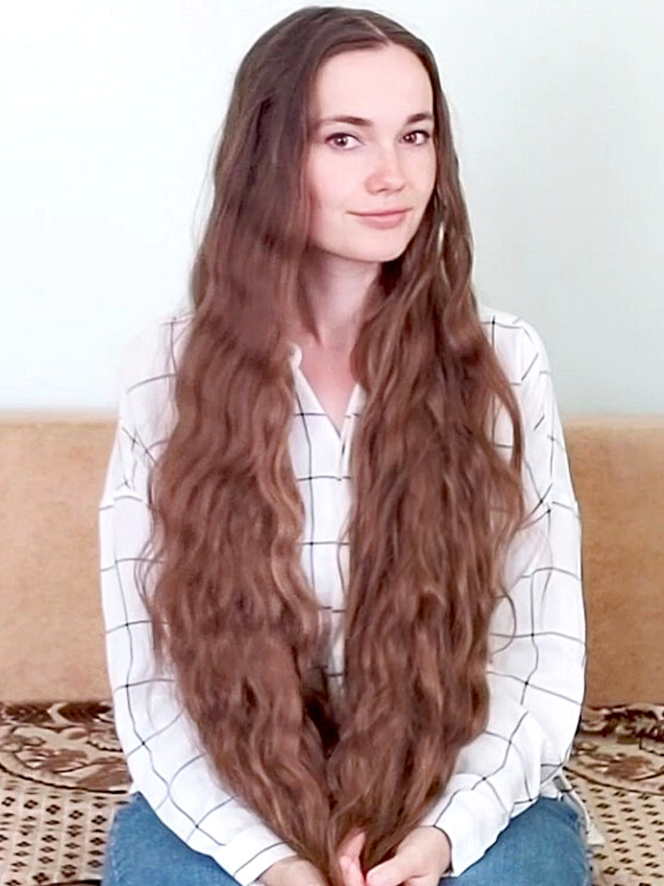 VIDEO - She loves ultra long hair