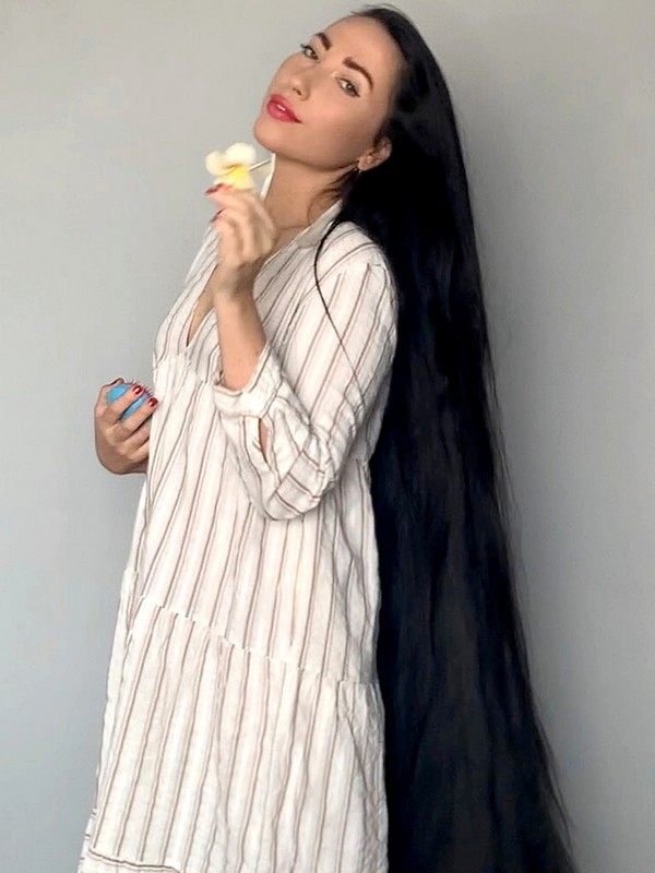 VIDEO - Mila has so much hair (part 1)