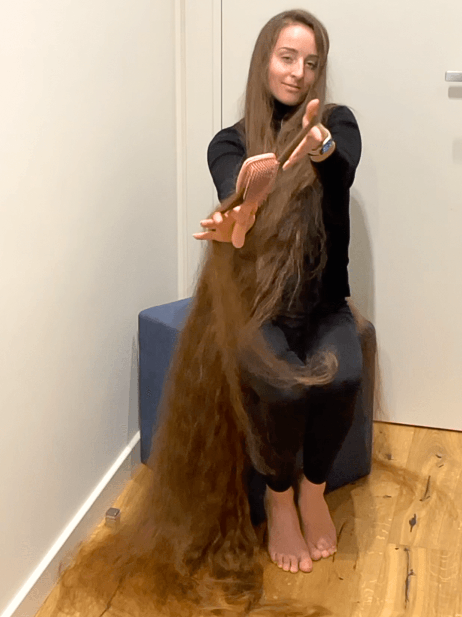 VIDEO - Brushing a pile of hair
