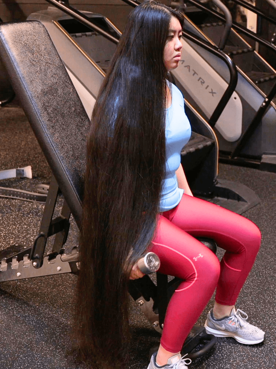 VIDEO - Biceps workout with very long hair