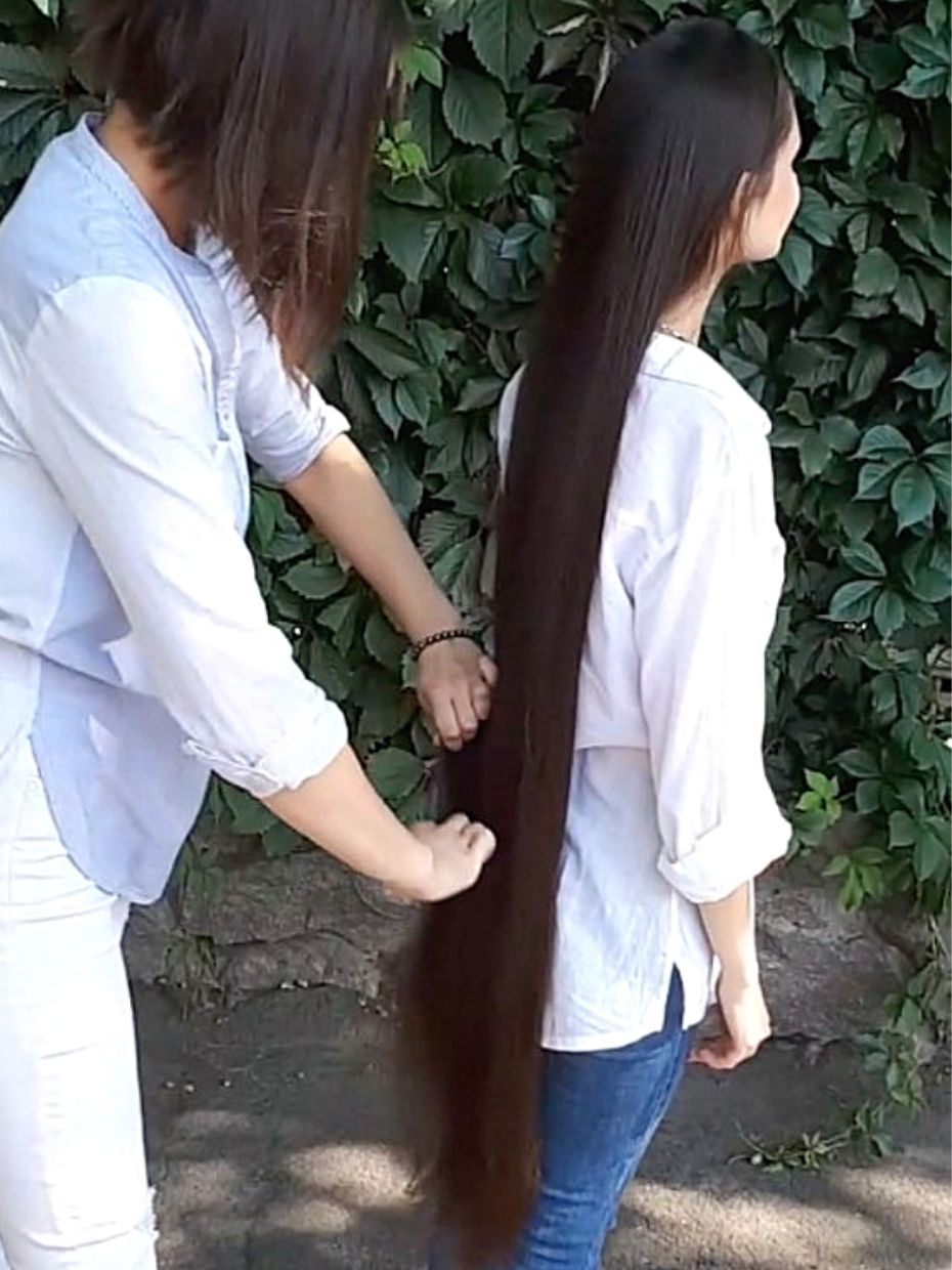 VIDEO - Super long blonde, silky hair brushing and com