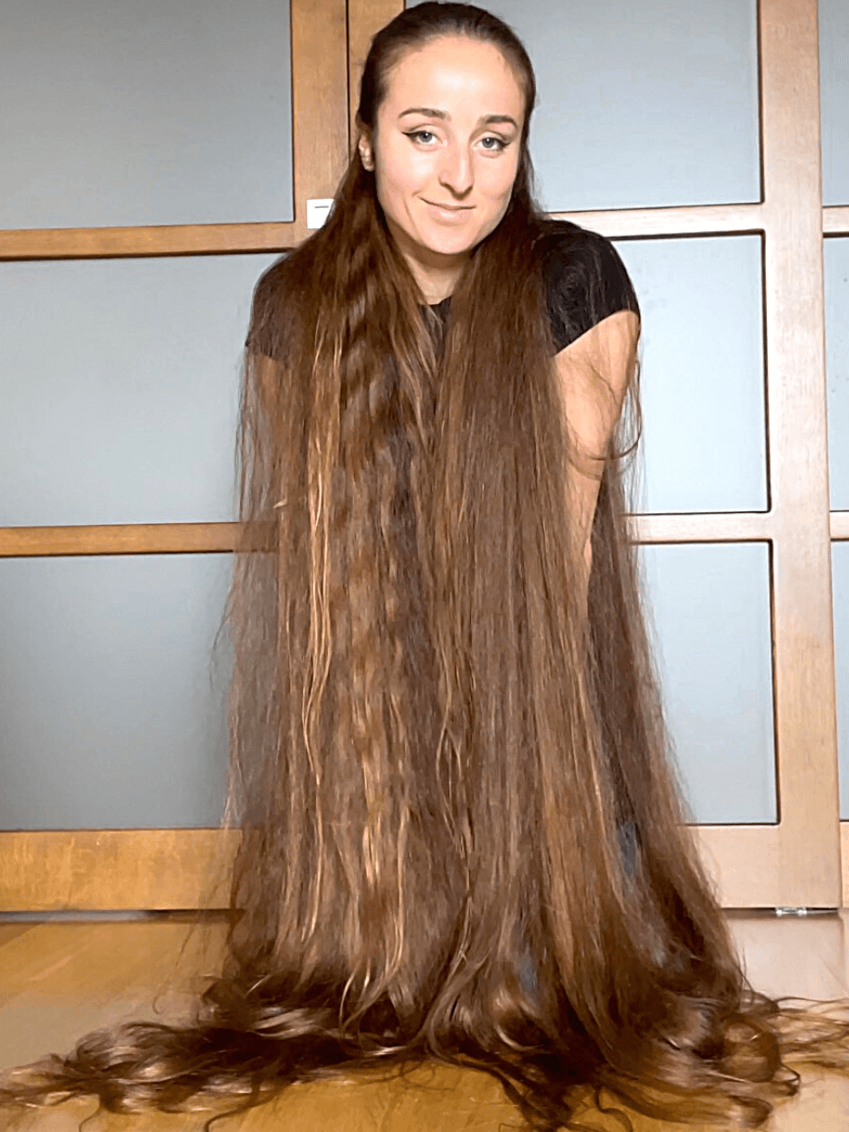 VIDEO - Extremely long hair by the stairs