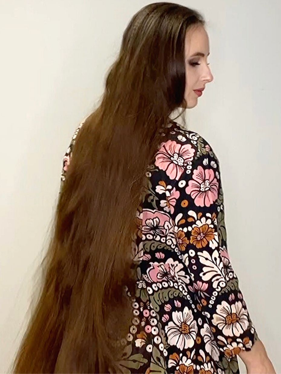 VIDEO - Knee length hair model reacts to long hair pla