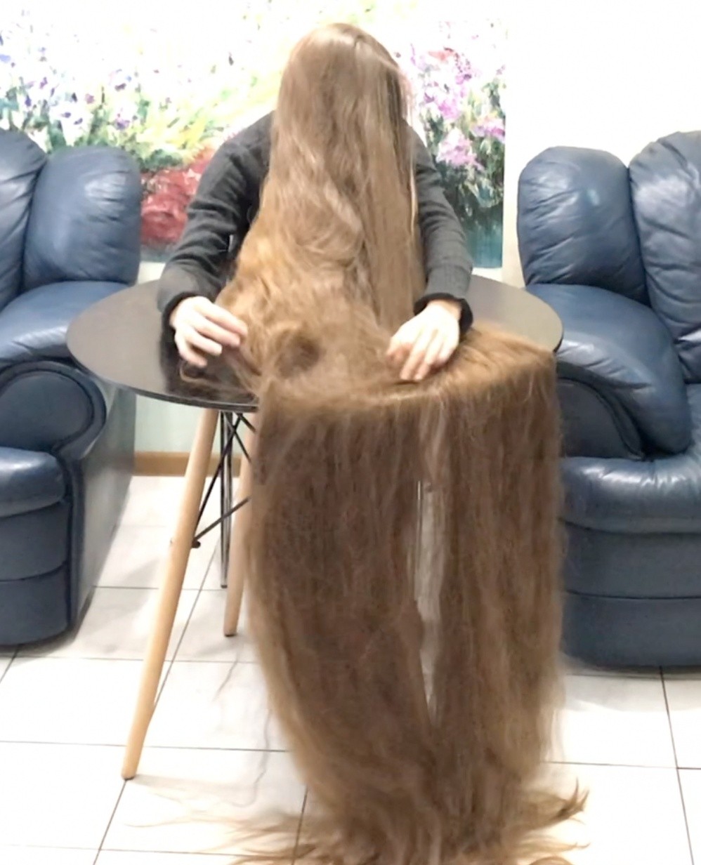 VIDEO - Super hair play on table