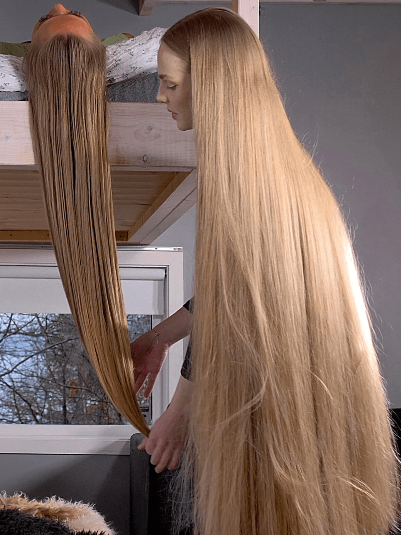 VIDEO - Long hair brushing in front of her face