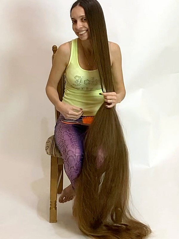 VIDEO - The extreme long hair enthusiast