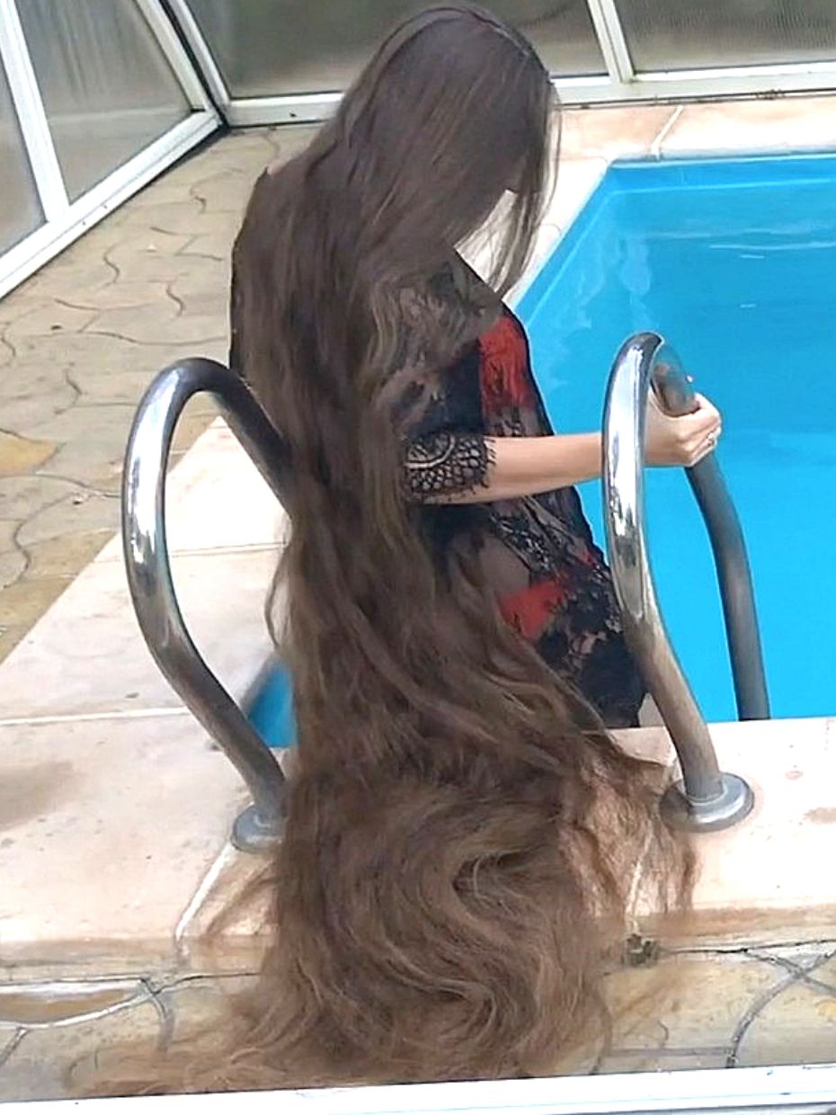 VIDEO - Swimming Rapunzel