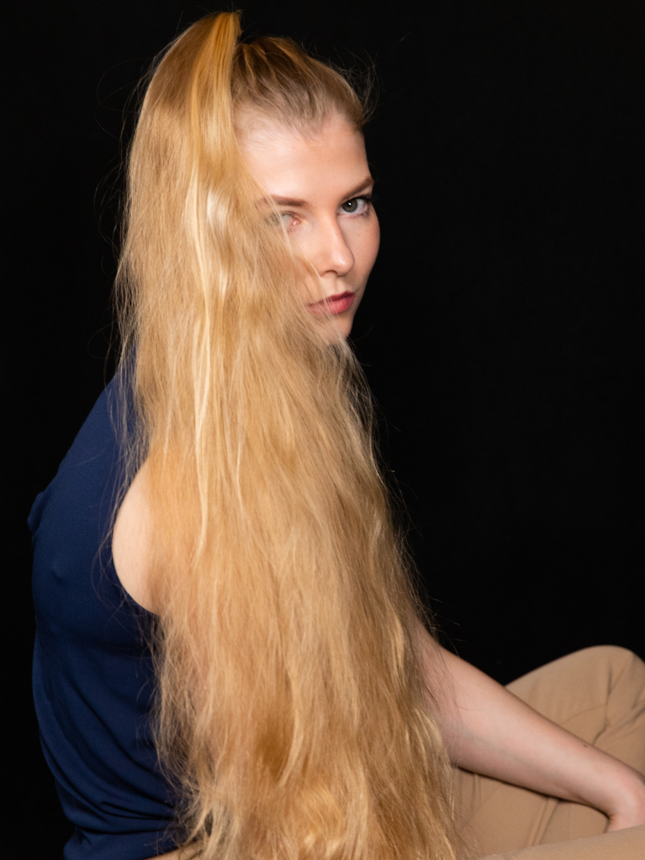 VIDEO - Extremely thick hair show