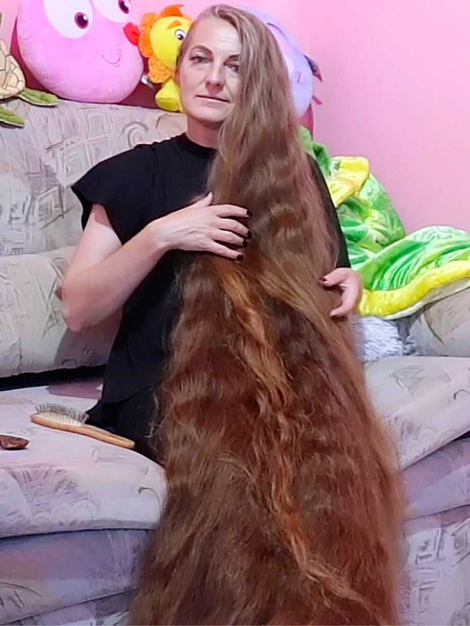 VIDEO - So much hair that she can use it as a blanket