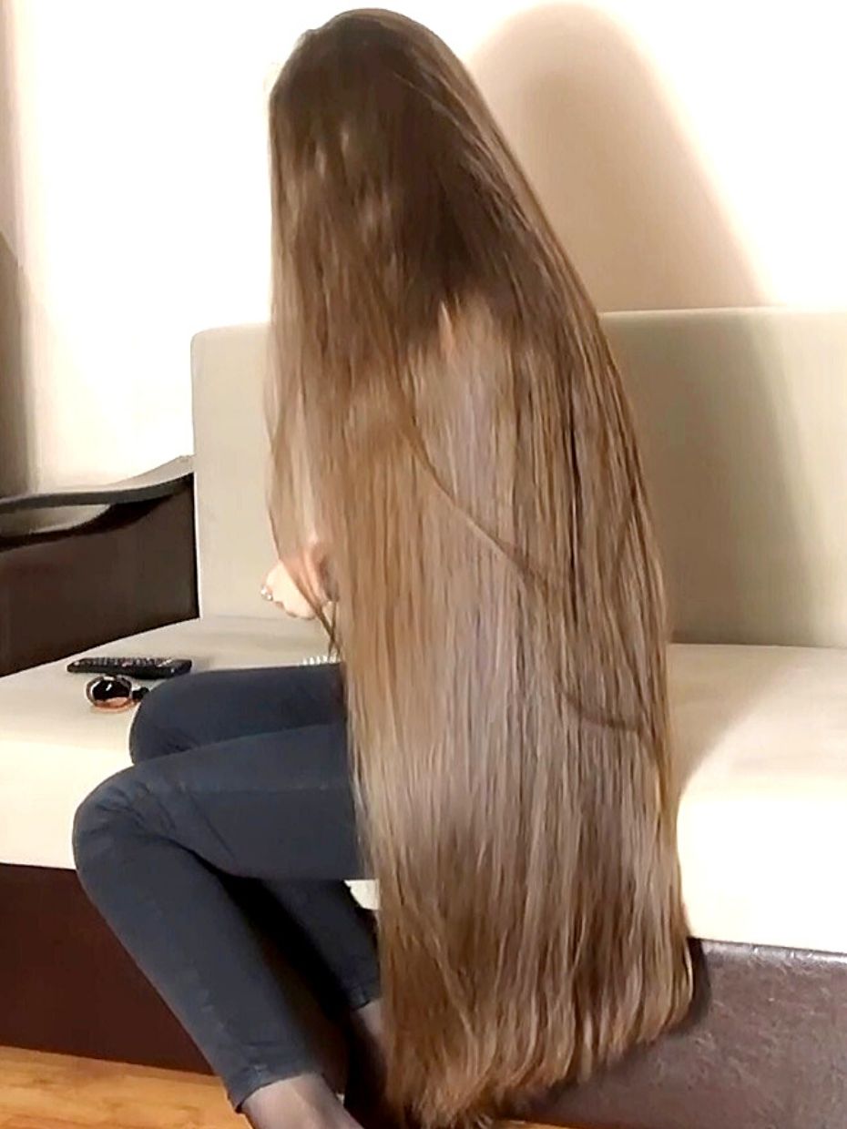 VIDEO - Extreme floor length hair perfection