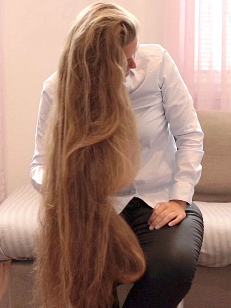 VIDEO - Thick sofa hair play