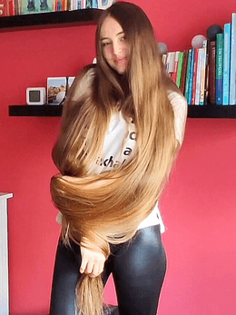 VIDEO - Orysya's hair play on the floor