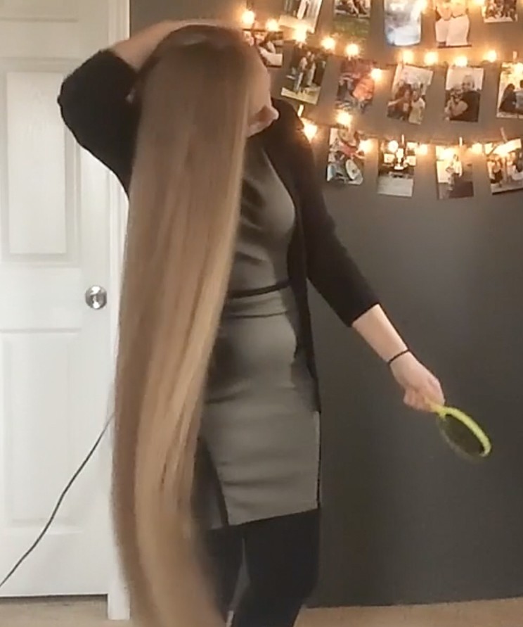 VIDEO - Alina's extreme long hair workout