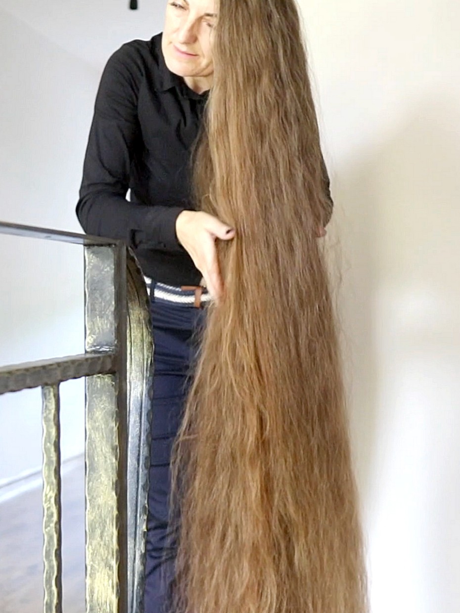 VIDEO - A long hair lady you won't forget