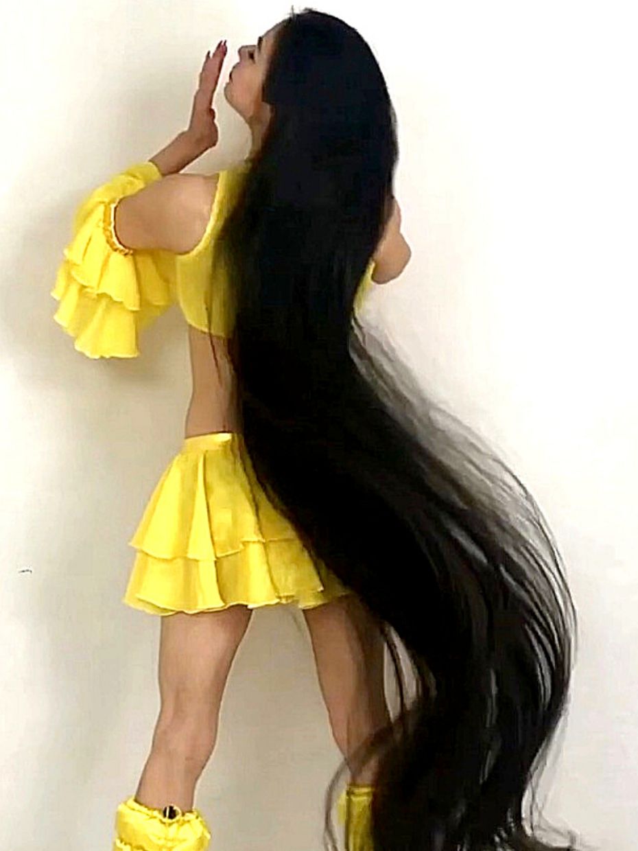 VIDEO - Ultra long hair covering extreme edition