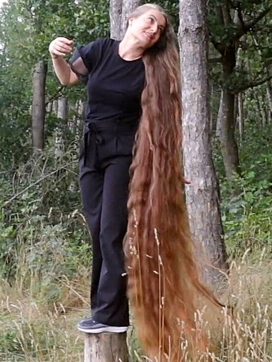 VIDEO - A true Rapunzel in the forest