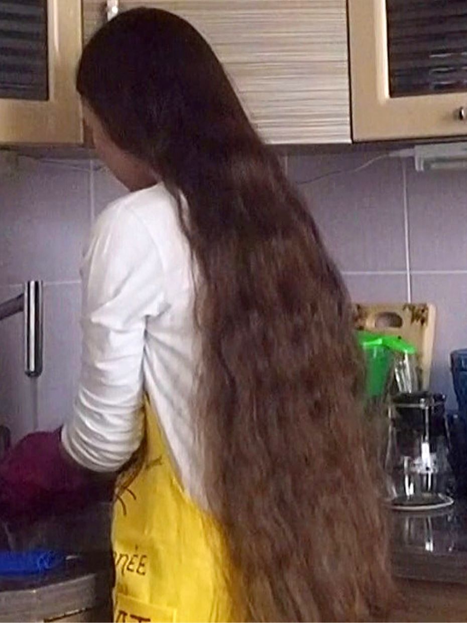VIDEO - A hair lady in the kitchen