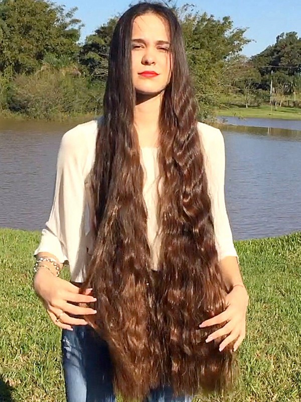 VIDEO - Pamela's beautiful hair by the lake
