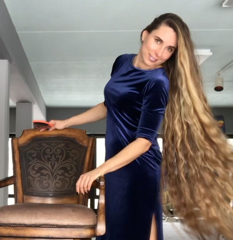 VIDEO - Extreme hair length is her passion